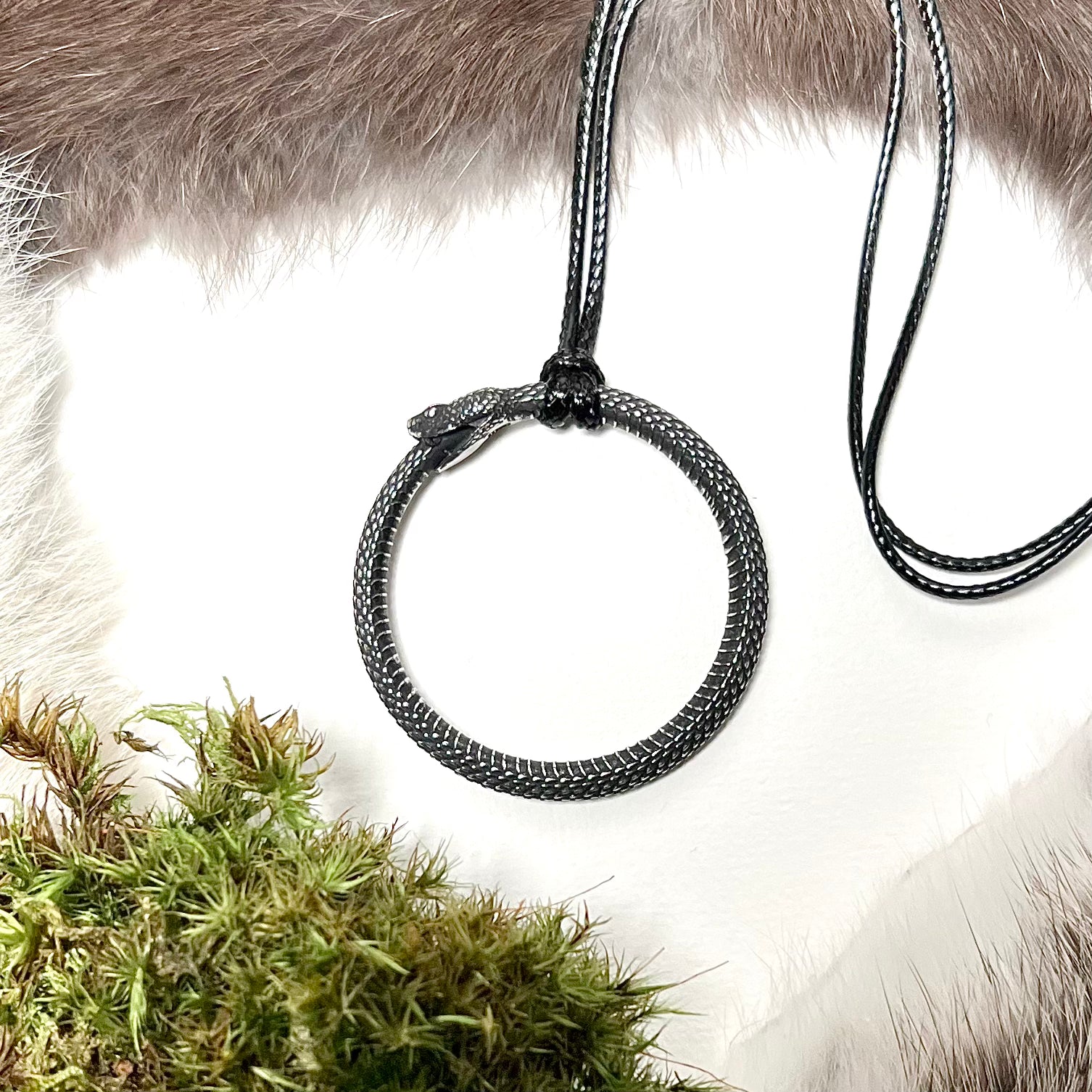Halsband med orm ”Ouroboros” i rostfritt stål – Irrbloss Smycken